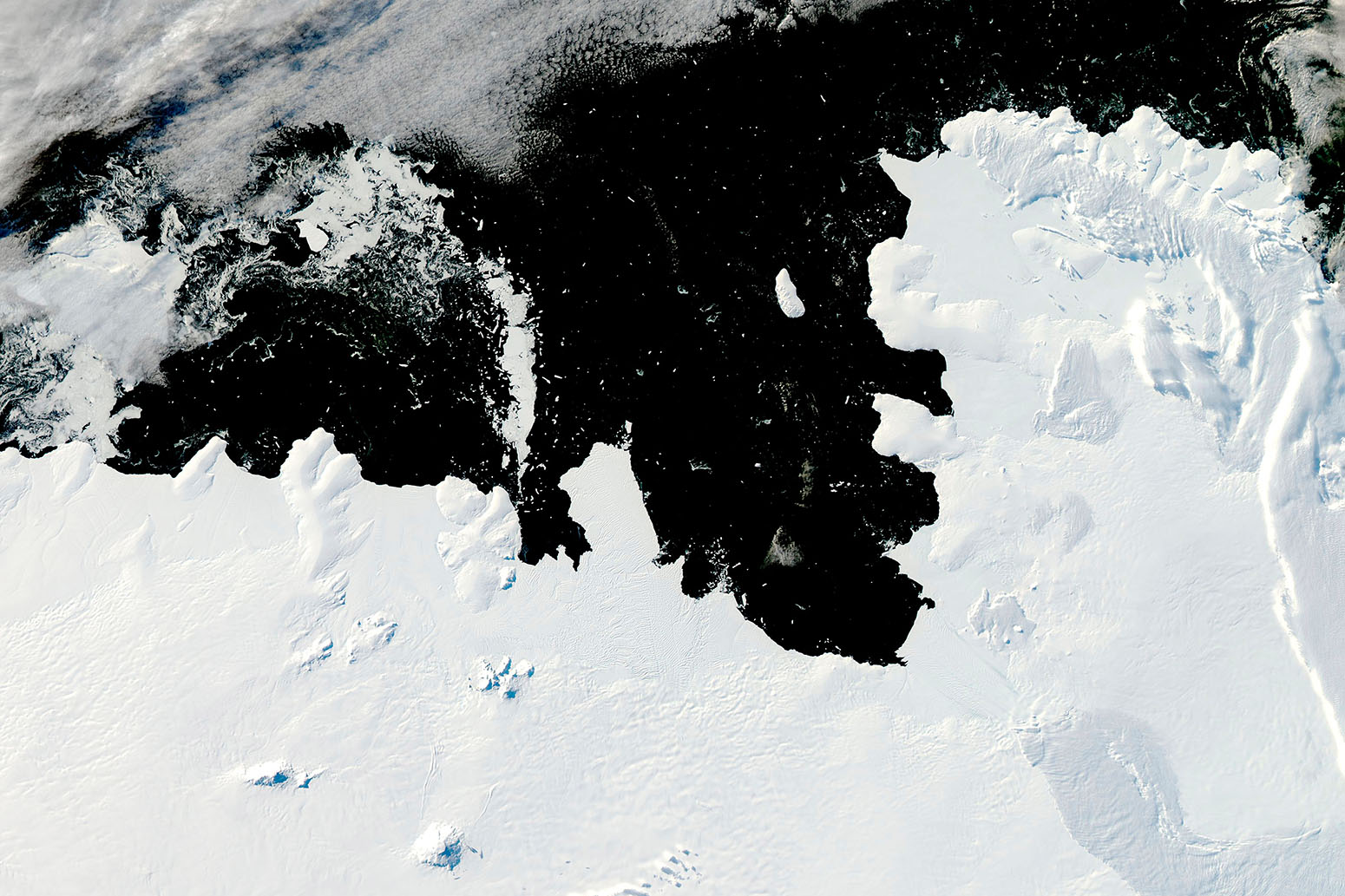 El Niño causes West Antarctica’s ice shelves to gain height yet lose ...